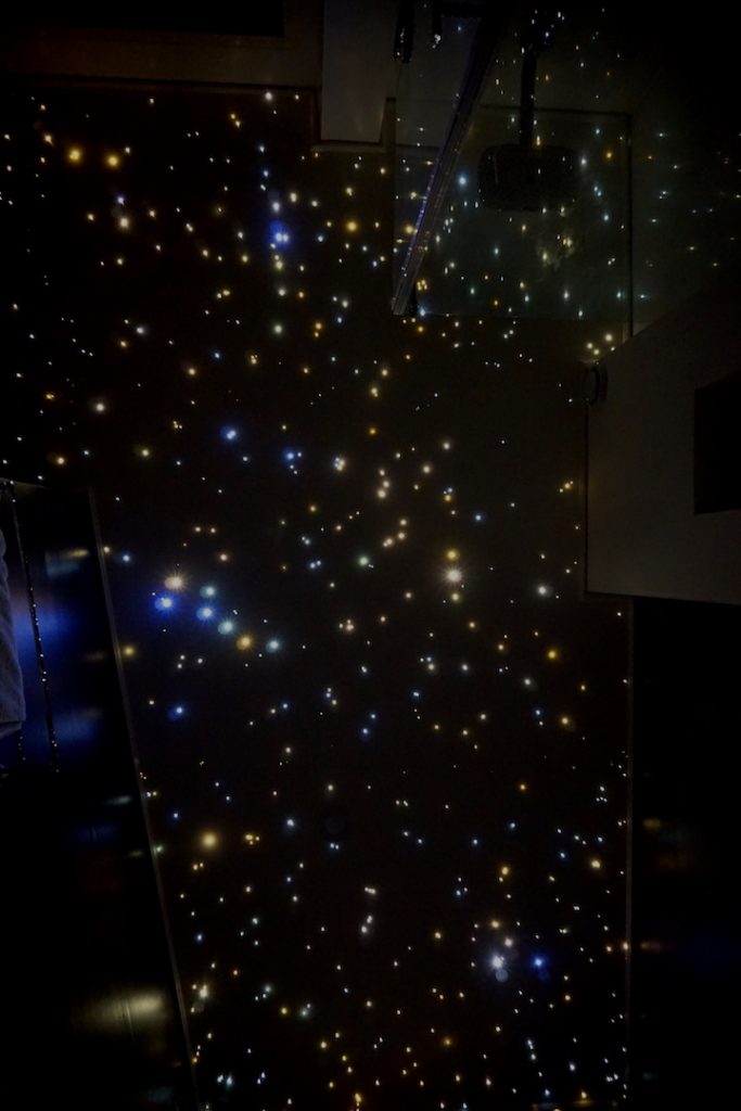 Seamless bathroom twinkling luxurious star ceiling | MyCosmos